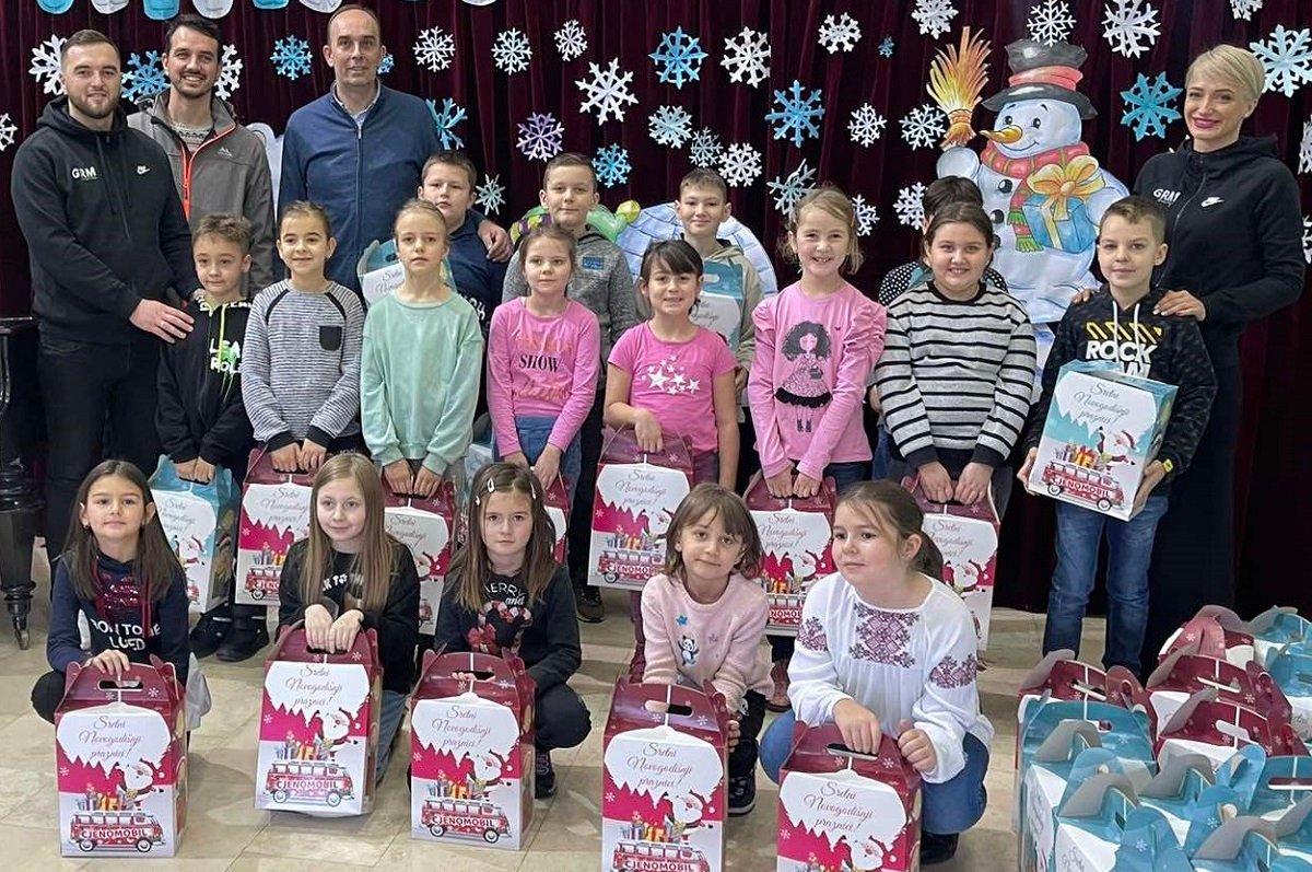 Engleska: Novogodišnji pokloni za mališane bez roditeljskog staranja i ...