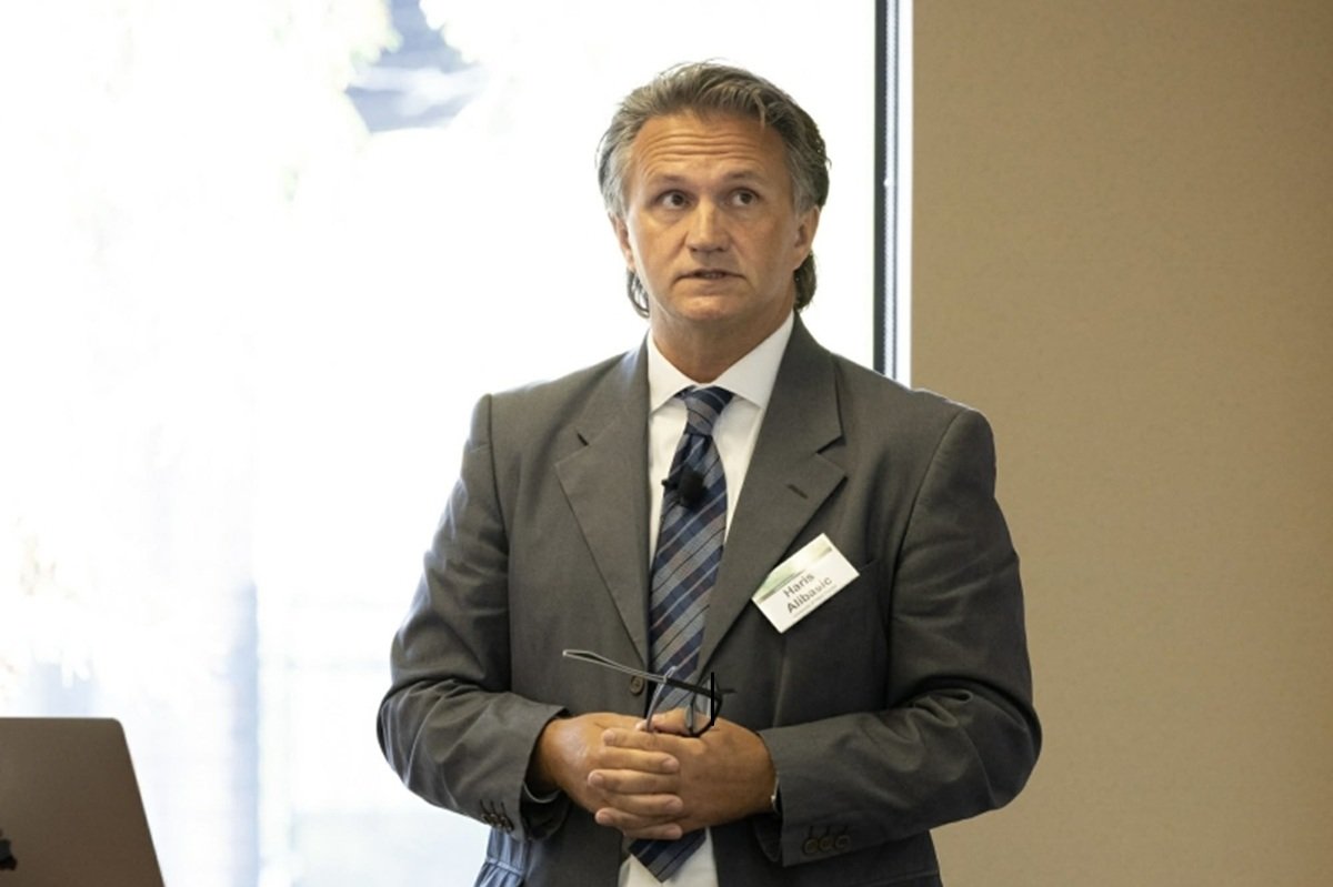 Dr. Haris Alibašić: Ne mora se birati između globalne karijere i veze s ...